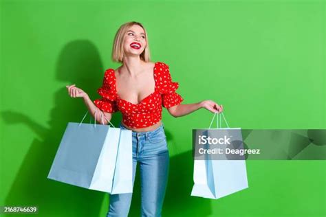 긍정적 인 미소 소녀 홀드 쇼핑 백 보기 프로필 측면 Copyspace 절연 녹색 배경 사진 20 24세에 대한 스톡 사진 및 기타 이미지 Istock