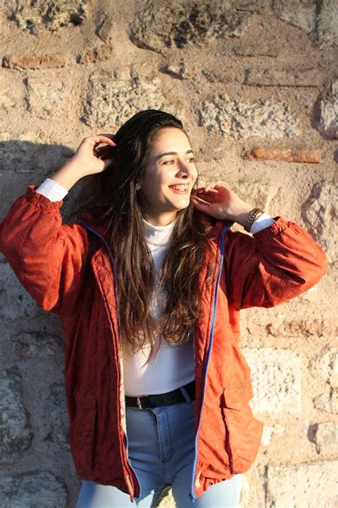 검정 부츠 다른 곳을 바라보는 모델 사람 서 있는 선글라스 수직 쐈어 아름다운 여성 제기 된 손 좁은 길 짧은 드레스 패션 포즈 포즈를 취하는에