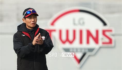 첫 공식 훈련 합류 Lg 염경엽 감독 열정적인 주루 지도로 첫걸음