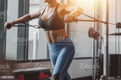 건강과 신체 근육을 위해 체육관의 멀티 스테이션에서 운동하는 여성 체육관에서의 피트니스 운동 가냘픈에 대한 스톡 사진 및 기타 이미지 Istock