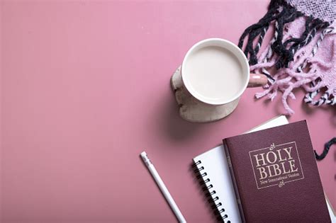 성경 격자 무늬와 커피 한 잔의 정상보기가있는 메모 성경 공부 개념 성경에 대한 스톡 사진 및 기타 이미지 성경 커피 마실