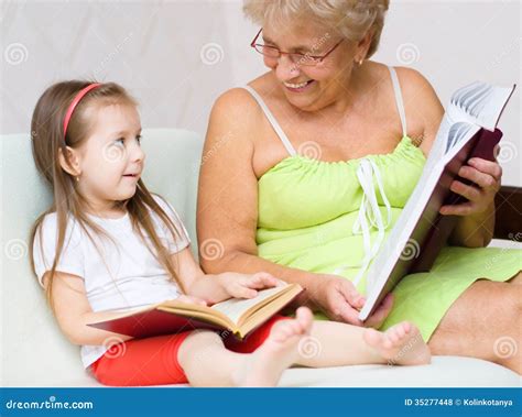 Groot Grootmoeder Die Een Boek Lezen Stock Foto Image Of Gelukkig