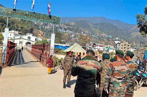 ရိခေါဒါရ်မြို့ အိန္ဒိယ မြန်မာနယ်စပ်ဂိတ်သို့ အာသံရိုင်ဖယ်တပ်ခေါင်းဆောင်အချို့ လာရောက် Bur