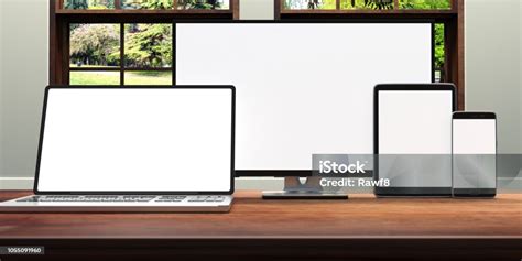 현실 빈 모니터의 집합입니다 컴퓨터 모니터 노트북 태블릿 및 스마트폰 나무 책상 창 밖 자연에 3 차원 일러스트 레이 션 가정 생활에 대한 스톡 사진 및 기타 이미지