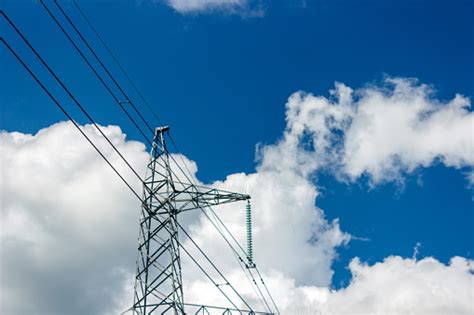 鉄塔と曇り空電力線の背景に高電圧線です ます目のストックフォトや画像を多数ご用意 ます目 ウクライナ グローバルコミュニケーション