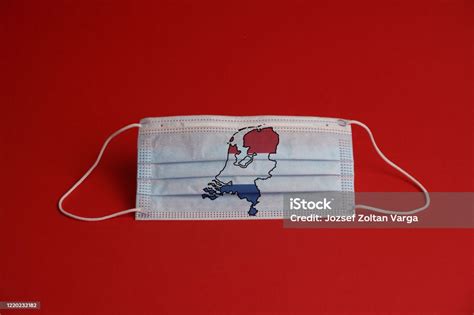 코로나 바이러스 보호 마스크 네덜란드 국기와지도 의료 마스크 빨간색 배경입니다 오염 바이러스 독감에 대한 얼굴 마스크 보호 의료