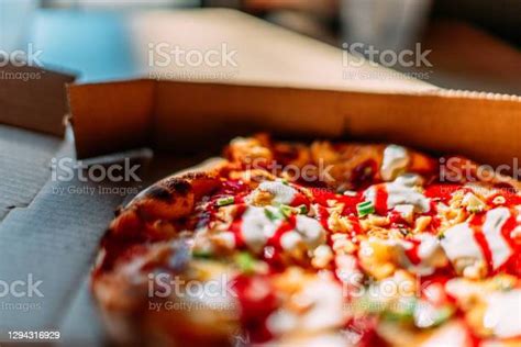 골판지 배달 상자에 독특한 재료와 맛있는 장작 발사 테이크 아웃 버팔로 치킨 피자의 클로즈업 샷 피자에 대한 스톡 사진 및 기타