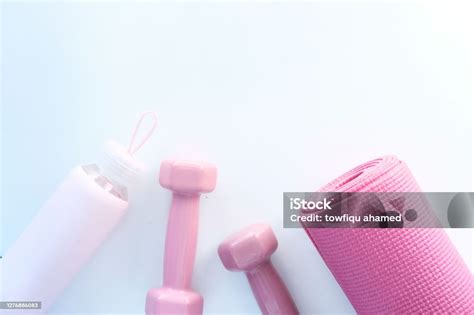 흰색 배경에 핑크 컬러 아령 운동 매트와 물병 0명에 대한 스톡 사진 및 기타 이미지 0명 개념 개인 장식품 Istock