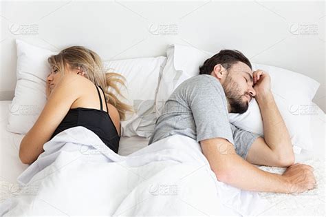 有问题的夫妻轮流睡在一起