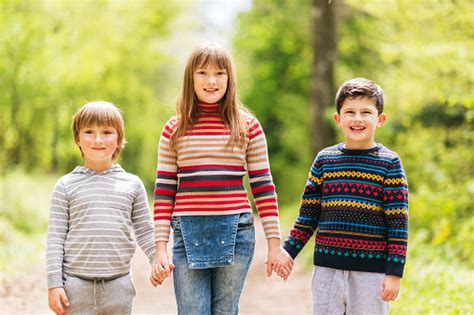 3 행복 한 아이 봄 숲 두 남자와 한 여 자가 밖에 서 함께 놀고 Pullovers 입고 하이킹의 그룹 가족에 대한 스톡 사진