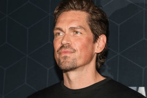 Does Steve Howey Have Twins When Did Sarah Shahi Meet Steve Howey Abtc
