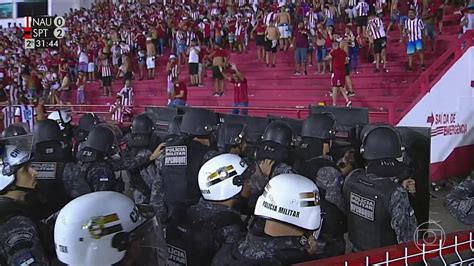 Vídeo Torcedores do Náutico brigam policiais e passam mal nos Aflitos futebol ge
