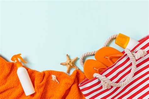 복사 공간이있는 여름 가방 배경 컬러 테이블 여행 개념에 플랫 누워 사진 텍스트 모형을 위한 여유 공간 가방에 대한 스톡 사진 및 기타 이미지 Istock