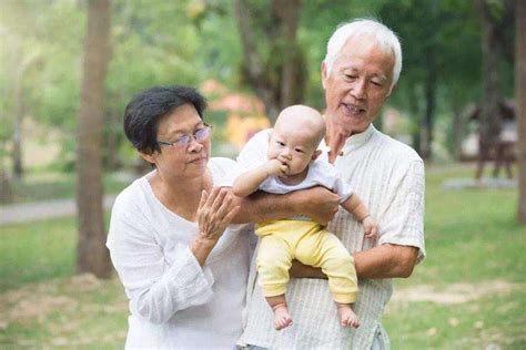 一位60后告诫，再热心，也不要帮年轻人带娃，“谈好条件”很关键 哔哩哔哩