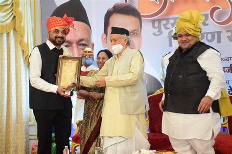 राज्यपाल भगत सिंह कोश्यारी यांच्या हस्ते राजभवन येथे कामगार मित्र