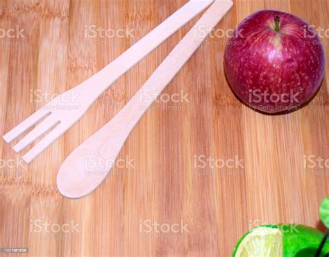아직도 생활의 녹색 토마토와 장식 나무 요리 나무 포크 그리고 숟가락입니다 주방 가전 제품입니다 주방 인테리어입니다 잘 익은