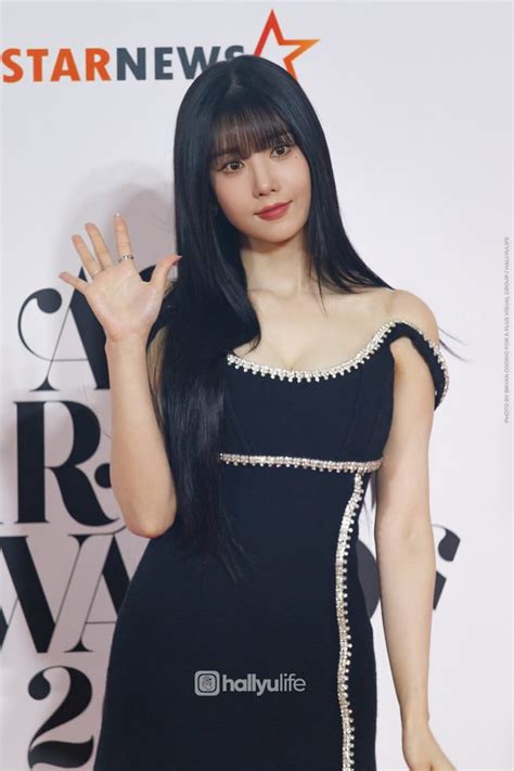 Cant Stop Staring At Her Cleavage Rkwoneunbi