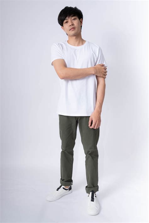 6 วิธี แต่งตัวผู้ชาย ด้วยเสื้อผ้าสีขาว เทา ดำ I โดดเด่นในความเรียบง่าย ที่แต่งตามได้ไม่ยาก