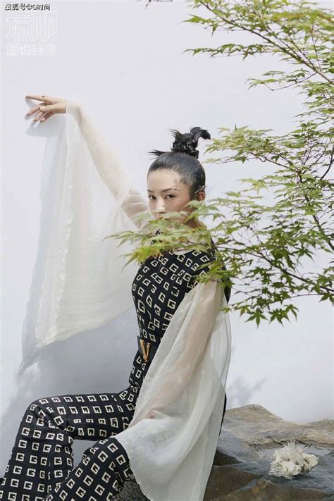 李沁中式国风妆容邂逅现代感穿搭 尽显中式华美 搜狐大视野 搜狐新闻
