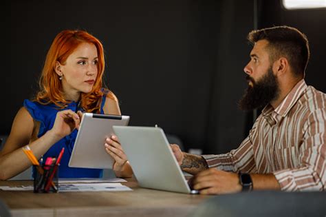 프로젝트 회의에서 서로 아이디어와 사실을 공유하는 두 명의 비즈니스 동료 여자에 대한 스톡 사진 및 기타 이미지 여자 25 29세 2명 Istock