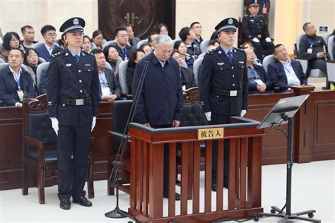 内蒙古自治区高级人民法院原党组书记、院长胡毅峰受贿、利用影响力受贿案一审开庭 新华网客户端