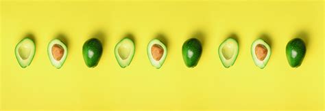 씨앗 아보카도 반쪽 노란색 배경에 전체 과일이 있는 유기농 아보카도 평면도 배너 완벽 한 패턴입니다 팝 아트 디자인 창조적 인