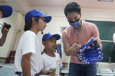北市華興盃軟式少棒邀請賽 蔣萬安幫球員簽名 圖