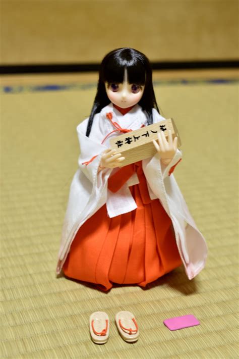 「コバヤシ」 On Twitter というわけで、坂下櫻お迎えしました。 黒髪ぱっつんの素敵な巫女さん。 スマホとおみくじ持参。 なお