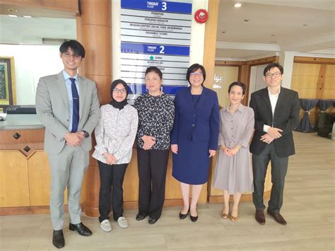 Thai Ambassador Meeting With Executive Director And Chief Researcher At