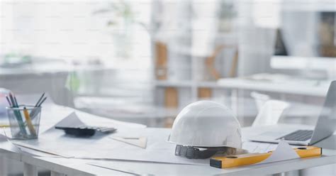 흰색 안전모 레벨 체크 수공구 청사진 노트북 연필이 사무실에 있는 현대 엔지니어 또는 감독의 책상 위에 있다 사진 Unsplash의 산업 이미지