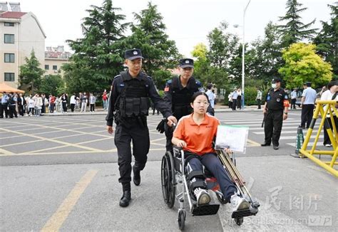 山东招远：热情服务考生 人民图片网