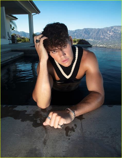 Tiktok Star Noah Beck Shows Off His Physique For Mood Talks Dating