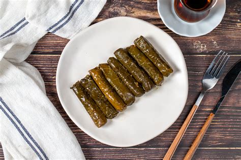 맛있는 먹거리 전통 음식 터키 요리 속을 채운 포도는 나무 바닥에 접시에 쌀을 남깁니다 상위 뷰 0명에 대한 스톡 사진 및 기타