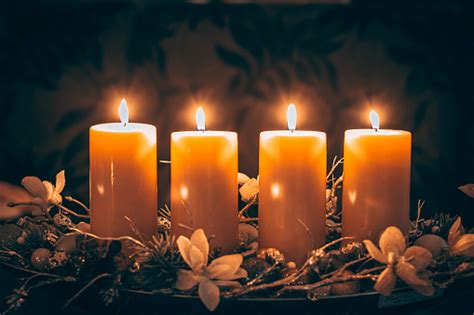 Konsep Lilin Advent Dengan Lilin Terbakar Yang Bersinar Foto Stok