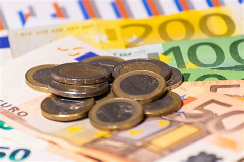 재무 보고서 동전 및 유로 노트입니다 계산 서 그리고 돈입니다 많은 유로 지폐와 동전을 쌓아 가격에 대한 스톡 사진 및 기타