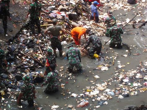 200 Prajurit TNI Terjun Bersihkan Sampah Di Sungai Cibanten JPNN