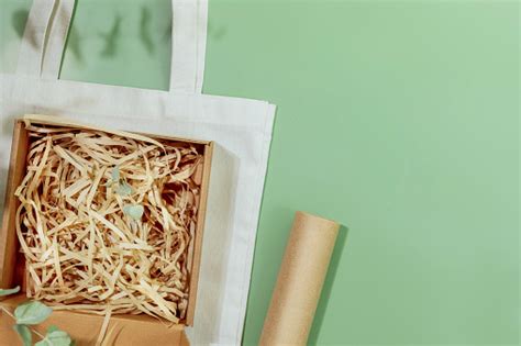 복사 공간이 있는 섬유 쇼핑백에 파쇄된 종이가 있는 판지 상자 갈색에 대한 스톡 사진 및 기타 이미지 갈색 감소 공예