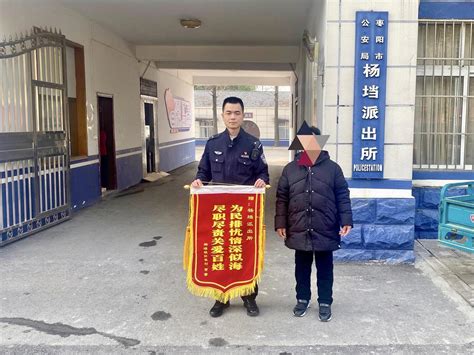 深夜遭遇摩托车爆胎，民警暖心助归家 荆楚网 湖北日报网