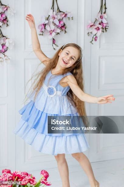 밝은 방에서 봄 꽃 중 아름다운 푸른 눈 소녀 어린 소녀의 초상화 감정에 대한 스톡 사진 및 기타 이미지 감정 금발 머리 긍정적인 감정 표현 Istock