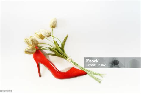 숙 녀 빨간 하이 힐 신발 안쪽 흰색 튤립 꽃다발 흰색 배경에 복사 공간 가득합니다 발렌타인의 날 어머니 날 여자 레이아웃입니다 평면 수평 하다 3 월 8 일 국제 여성의
