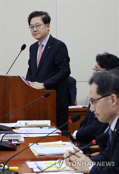 질의 듣는 강석훈 산업은행 회장 연합뉴스