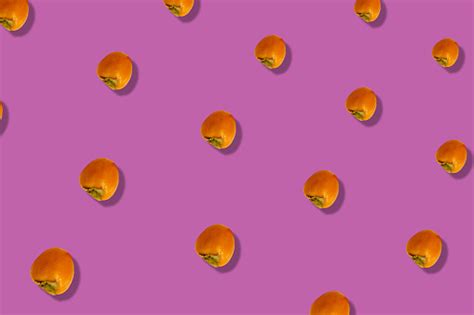 핑크 배경에 신선한 감의 다채로운 과일 패턴 맨 위 보기입니다 플랫 레이 팝 아트 디자인 0명에 대한 스톡 사진 및 기타 이미지 Istock