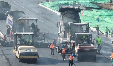 唐河路 安顺路首段上面层沥青顺利摊铺，全面进入路面施工工程项目阶段