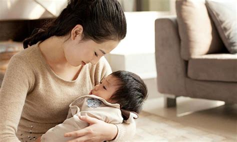 宝宝不宜久抱，尤其是对于这个月龄的宝宝来说，宝妈还是偷点懒吧