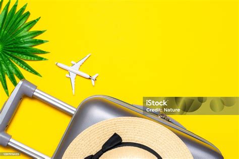 여름 패턴 배경 가방 야자수 잎과 밀짚 모자선글라스 노란색 배경에 여행 구성흰색 비행기 상단 보기 플랫 레이 공간을 복사합니다 0명에 대한 스톡 사진 및 기타 이미지
