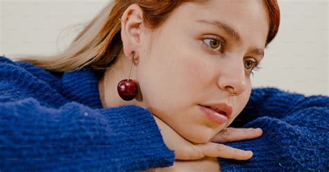 파란 스웨터를 입고 바닥에 누워 있는 여자 사진 Unsplash의 음식 이미지