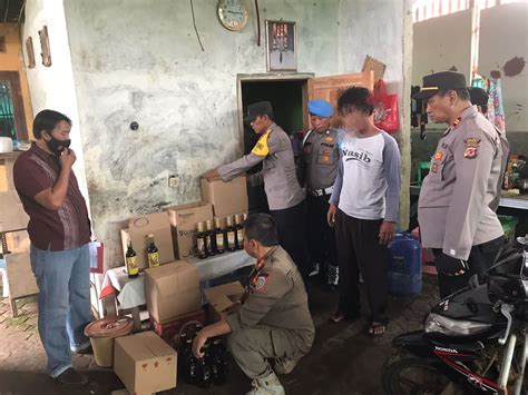 Polsek Pasekan Bersama Satpol PP Amanakan Sejumlah Miras Berbagai Jenis