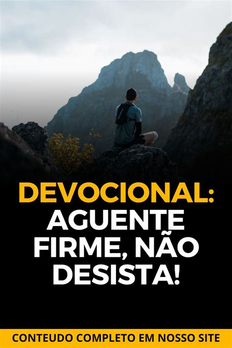 A Man Sitting On Top Of A Mountain With The Words Devocional Aguente