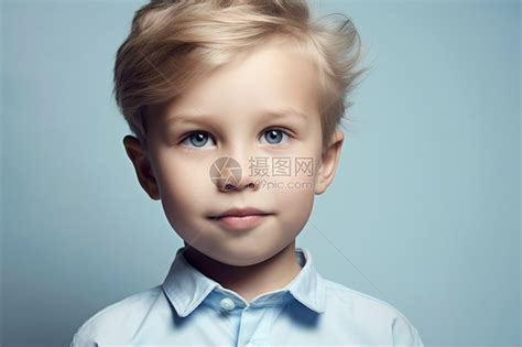 穿衣服的小男孩高清图片下载 正版图片600347999 摄图网
