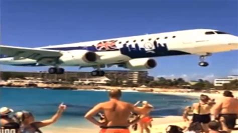 Самолет прелетя на една ръка разстояние от туристи видео Новини бг